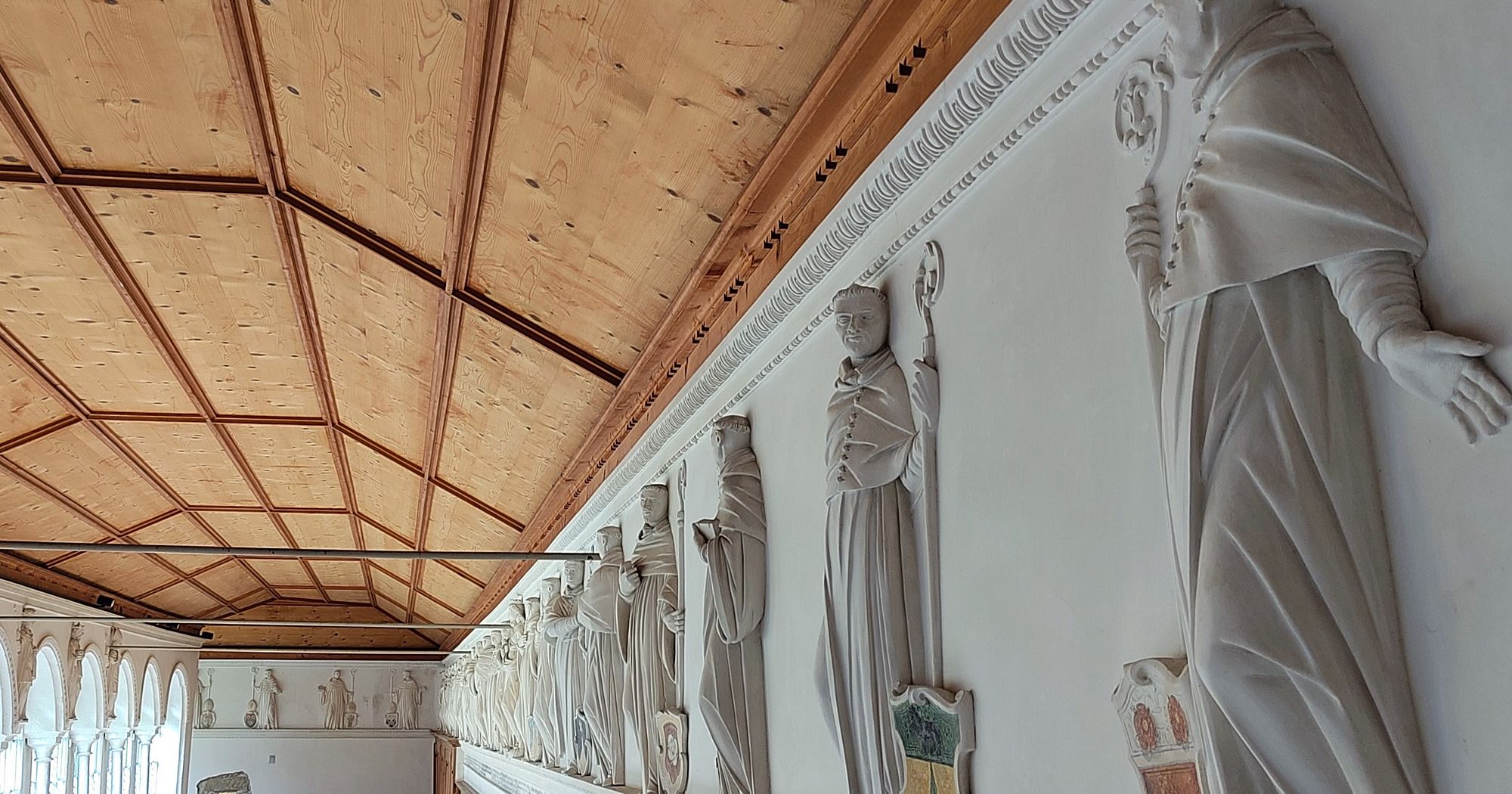 Die Relieffiguren im Kreuzgang des Klosters Wettingen - Museum Aargau